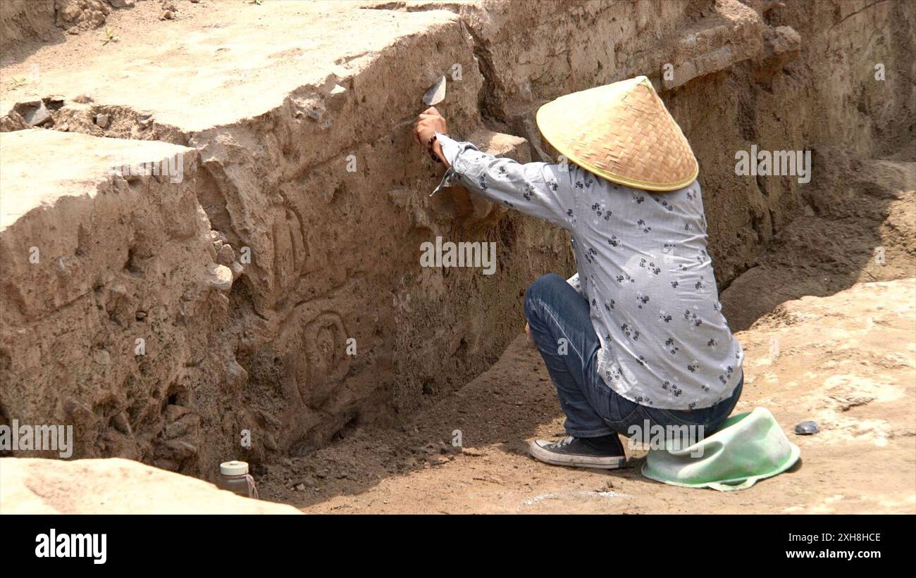 (240712) -- KAIFENG, July 12, 2024 (Xinhua) -- An archaeologist works ...