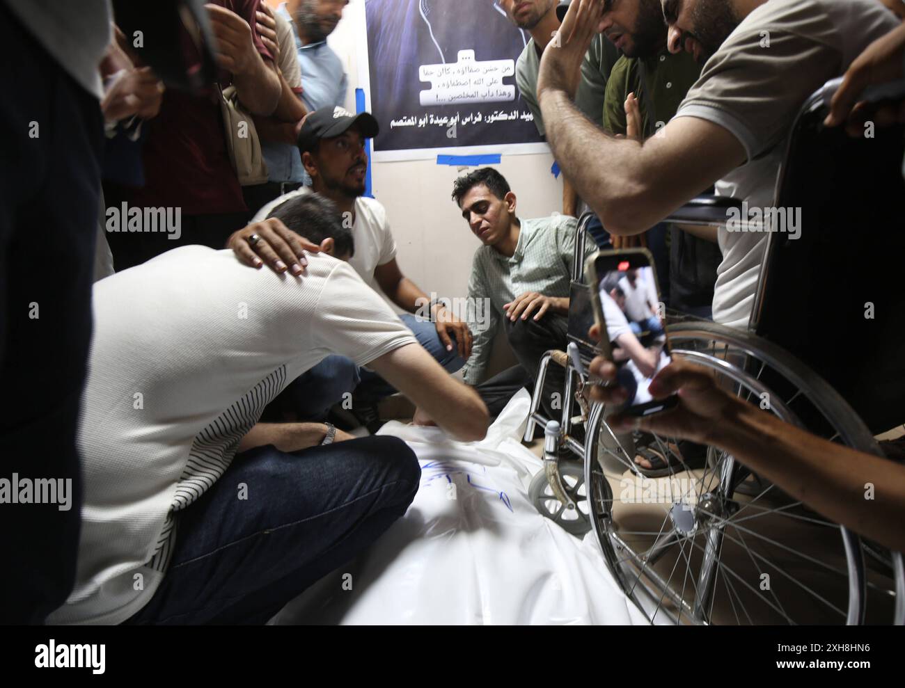 Relatives of the Palestinian Hosam Manssor whos died in Israeli attacks ...