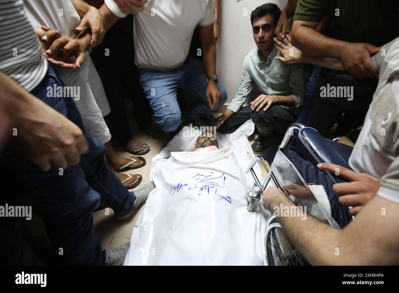 Relatives of the Palestinian Hosam Manssor whos died in Israeli attacks ...