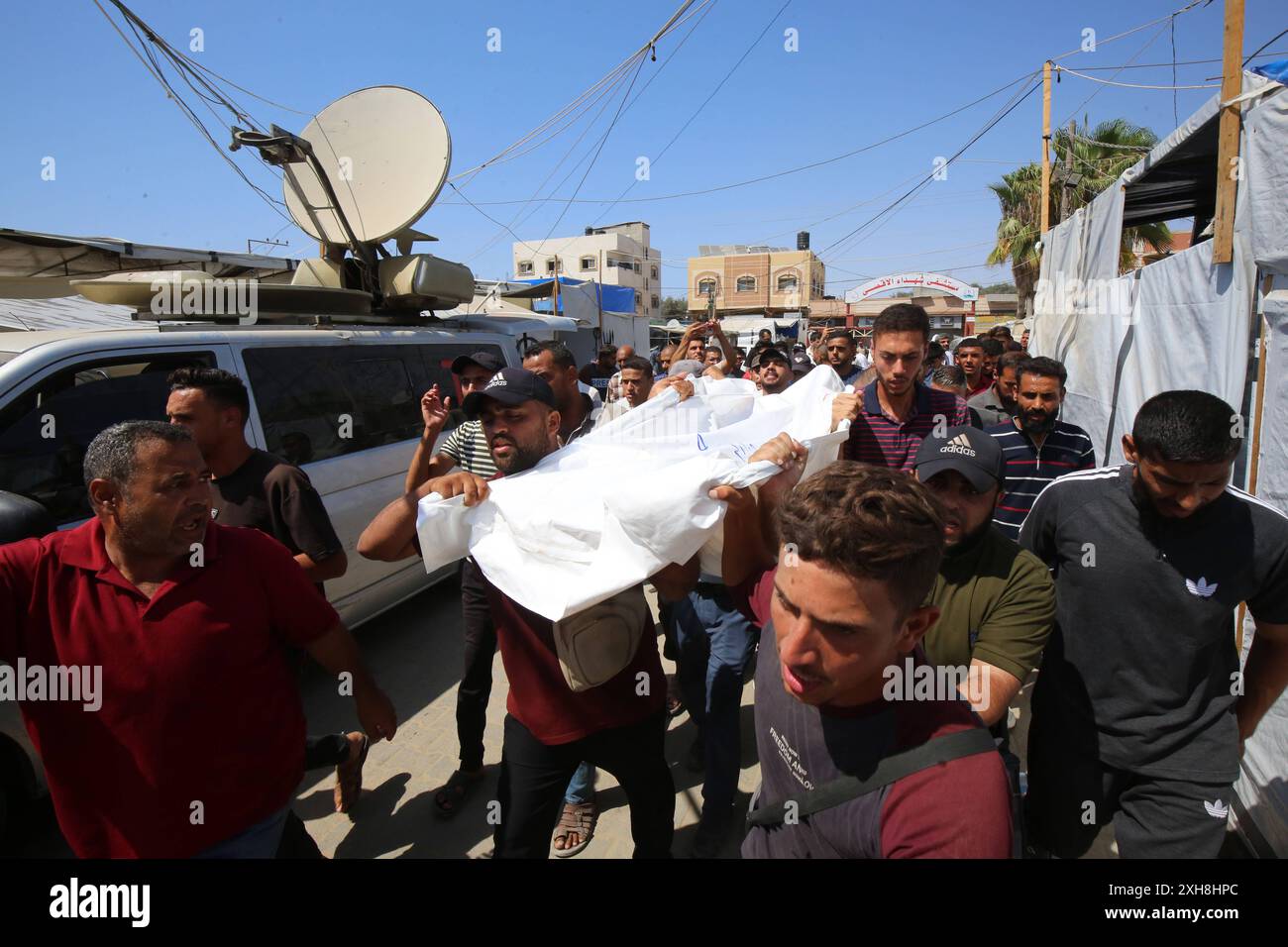 Relatives of the Palestinian Hosam Manssor whos died in Israeli attacks ...