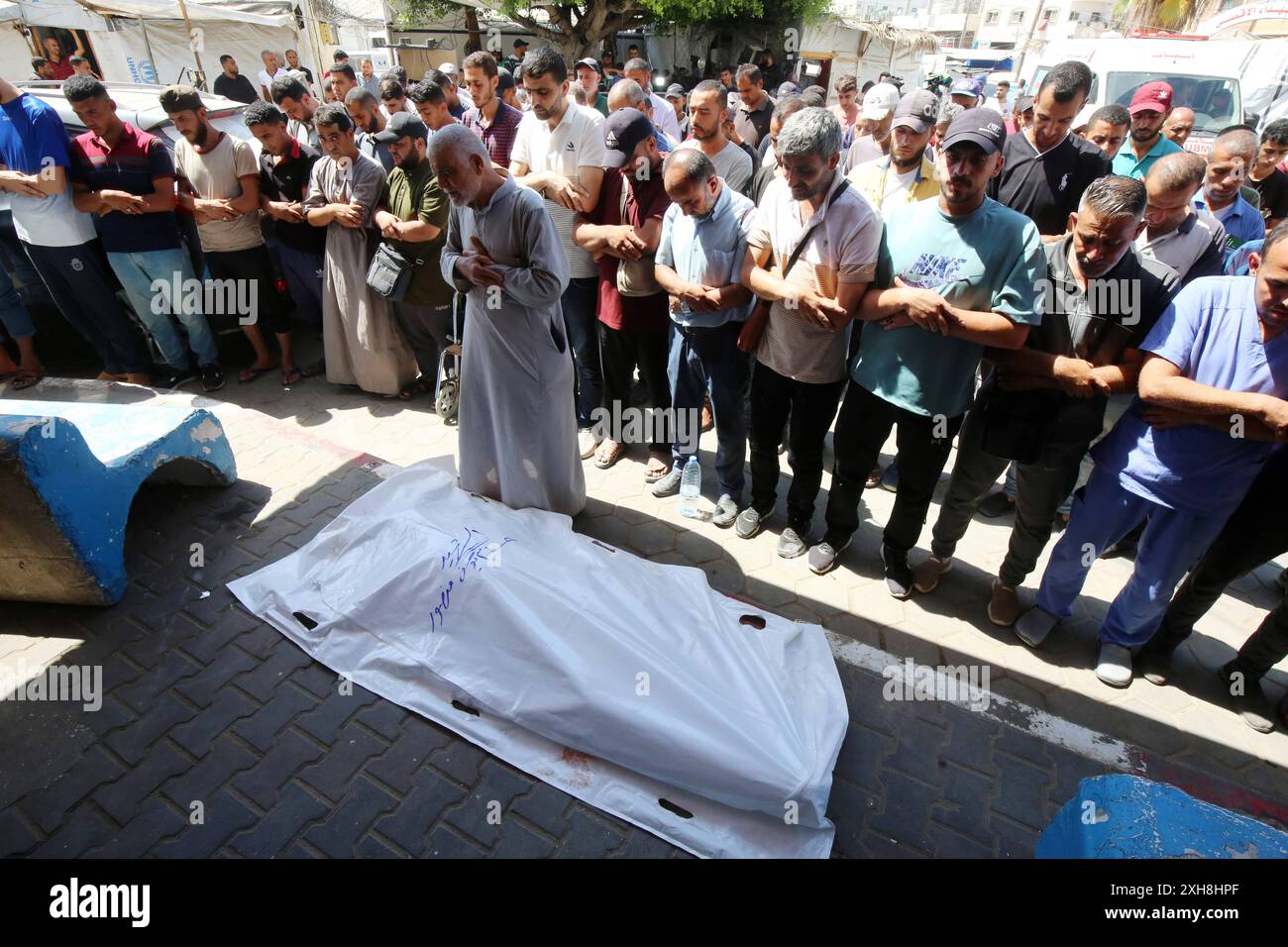 Relatives of the Palestinian Hosam Manssor whos died in Israeli attacks ...
