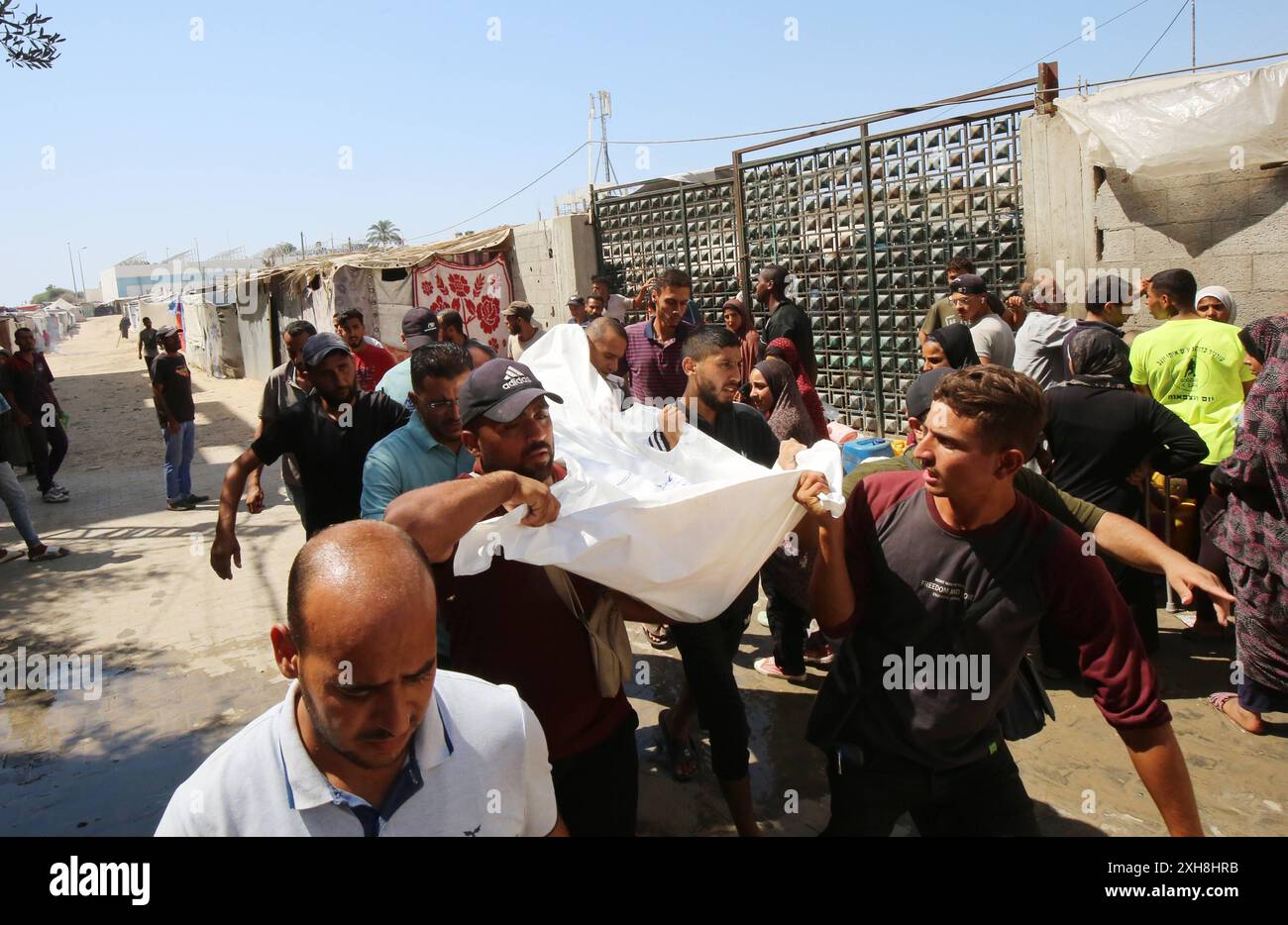 Relatives of the Palestinian Hosam Manssor whos died in Israeli attacks ...