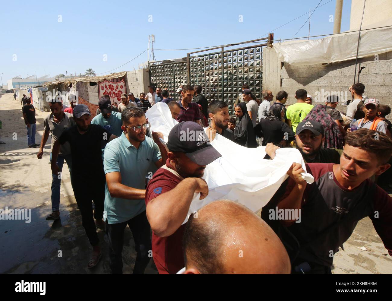 Relatives of the Palestinian Hosam Manssor whos died in Israeli attacks ...