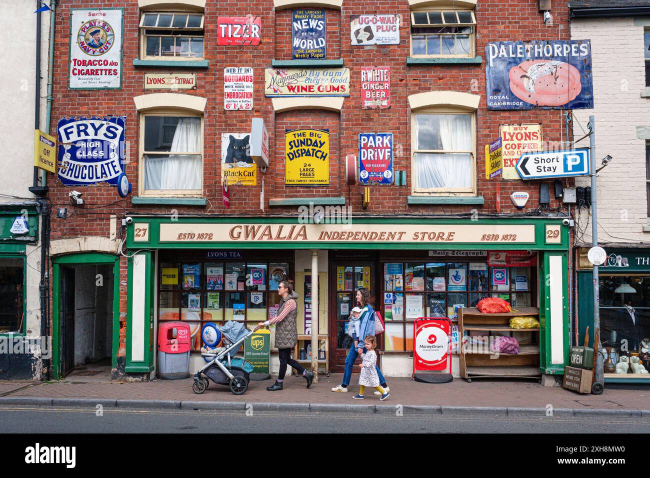 Victorian shop signs hi-res stock photography and images - Alamy