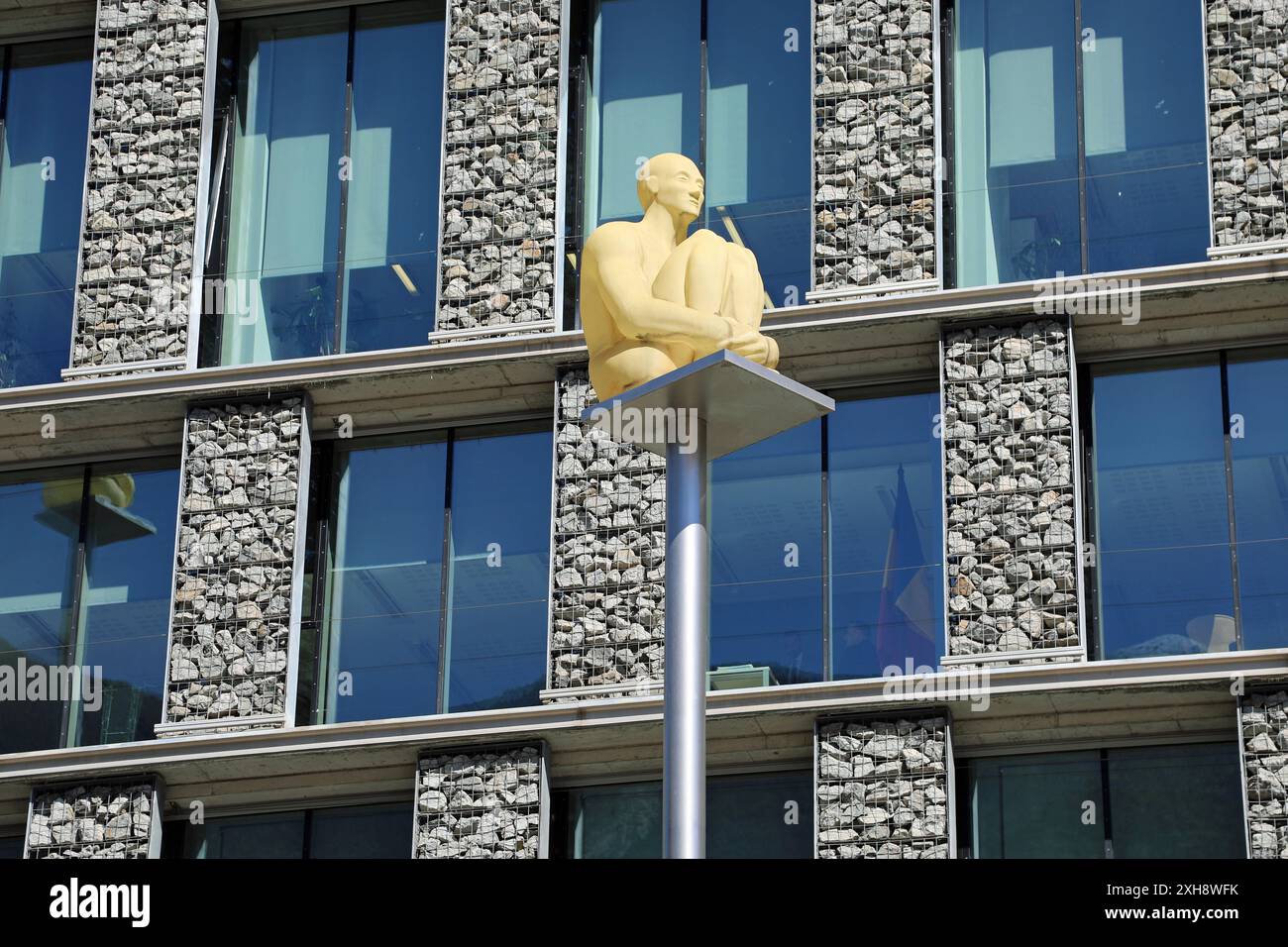 Human figures installation hi-res stock photography and images - Alamy