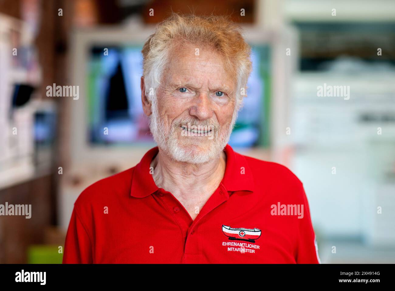 Spiekeroog, Germany. 27th June, 2024. Hartwig Henke, a volunteer with ...