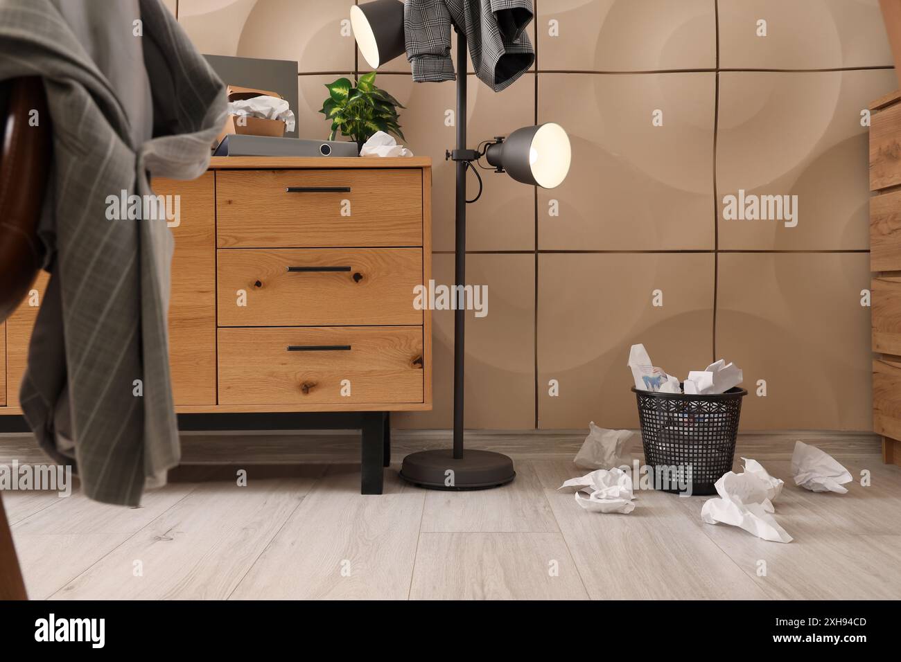 Garbage bin with crumpled paper in messy office Stock Photo - Alamy