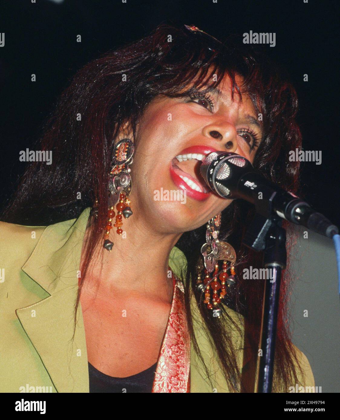 Donna summer 1982 hi-res stock photography and images - Alamy