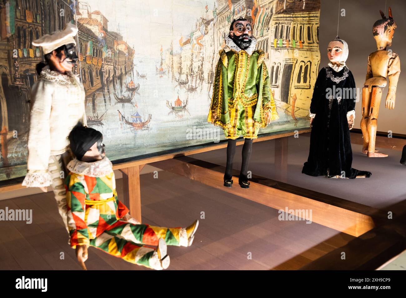 Old puppets hi-res stock photography and images - Alamy