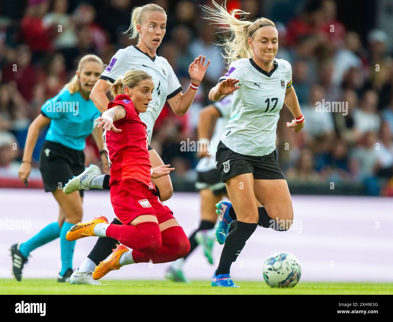 Zweikampf zwischen Ewlina Kamczyk (11, Polen) und Sarah Puntigam (17, C ...