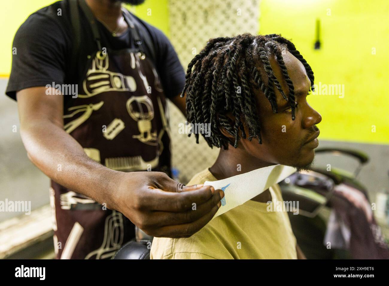 Close man getting haircut barber hi-res stock photography and images ...