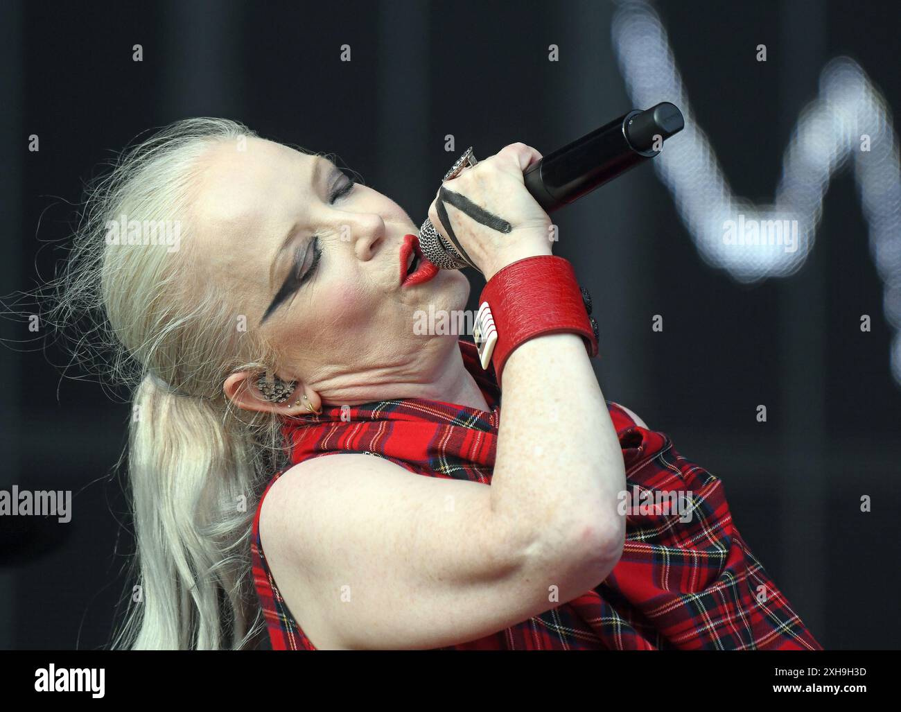 Shirley Manson from Garbage performing in the hangout tent at the ...