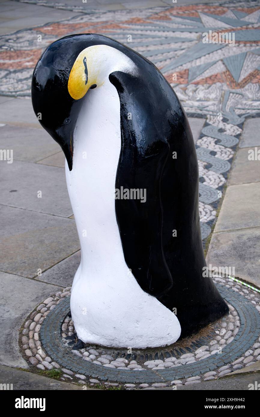 Penguins outside dundees discovery centre hi-res stock photography and ...