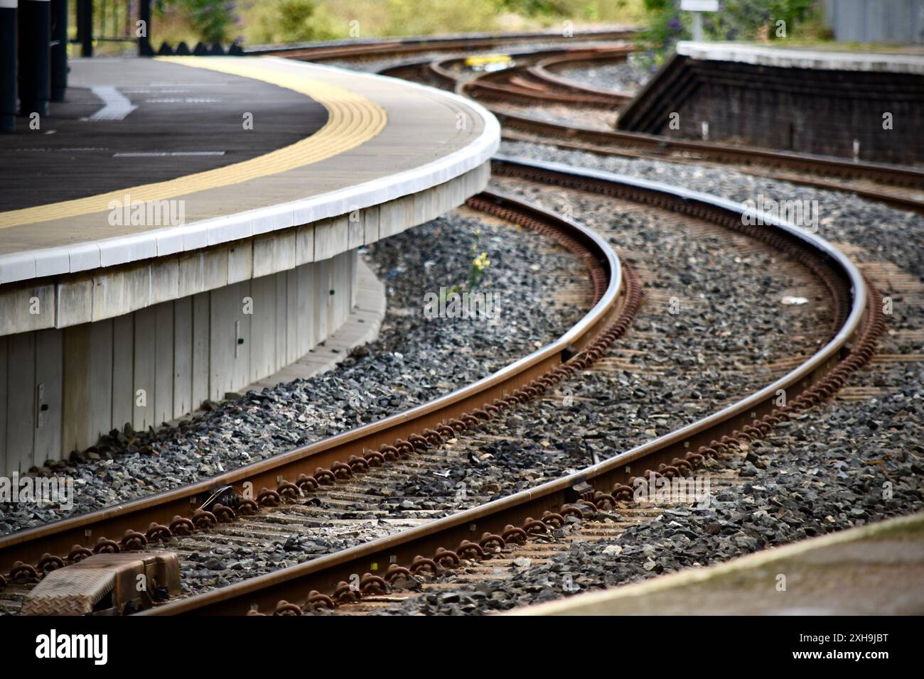 Mainline train platform uk hi-res stock photography and images - Alamy