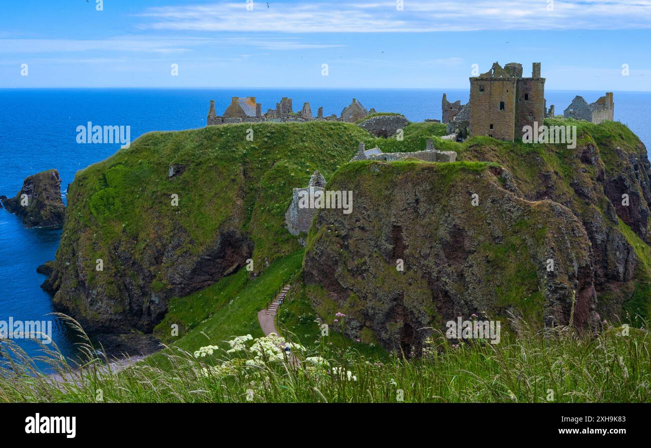 View path dunnottar castle hi-res stock photography and images - Alamy