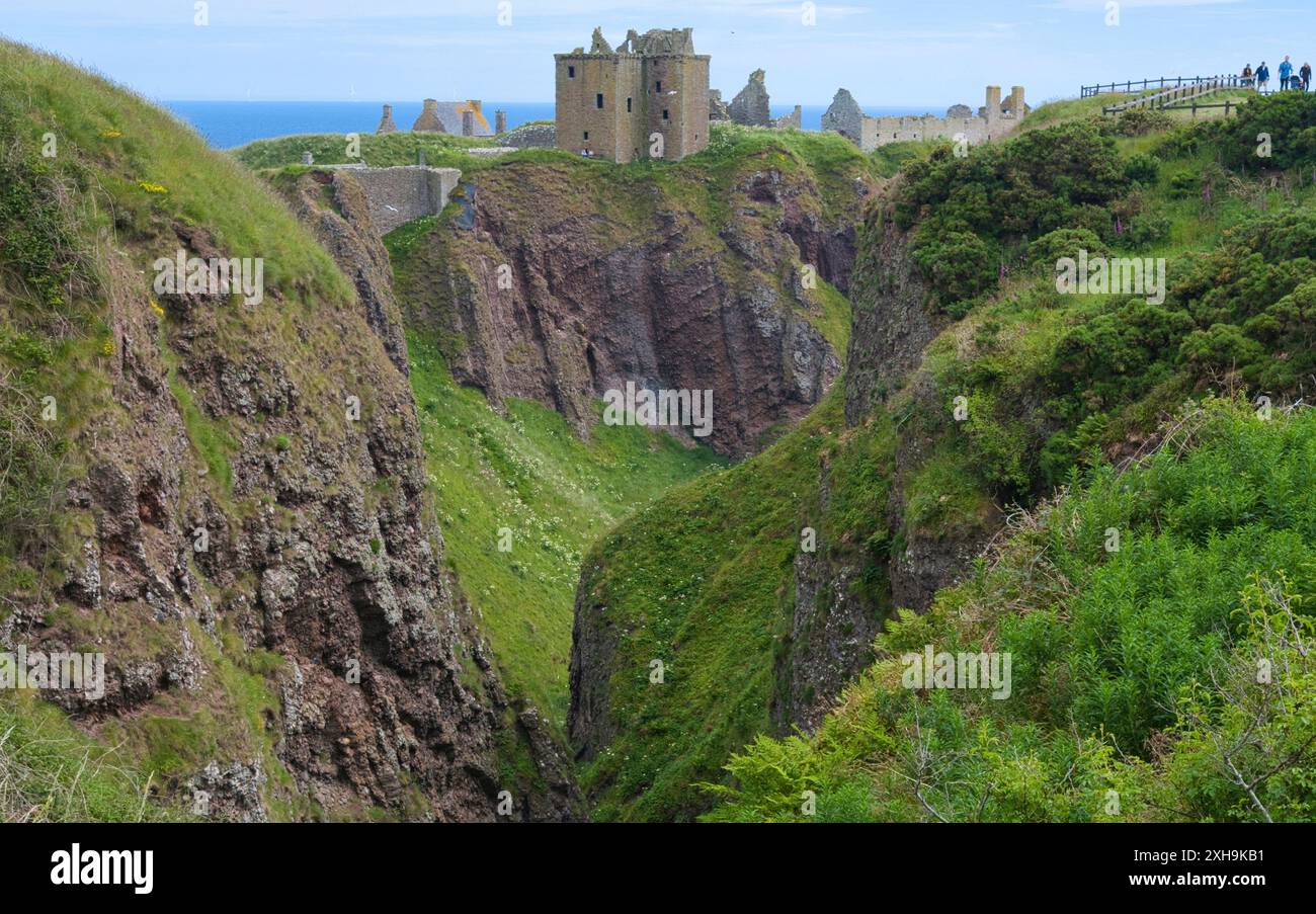 View path dunnottar castle hi-res stock photography and images - Alamy