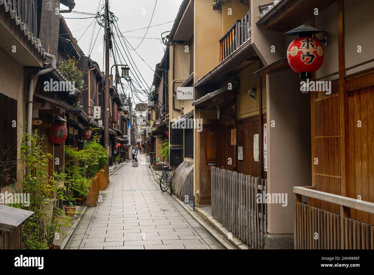 Empty alley with traditional architecture buildings in Kyoto Japan ...
