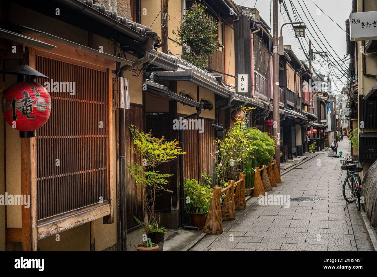 Empty alley with traditional architecture buildings in Kyoto Japan ...