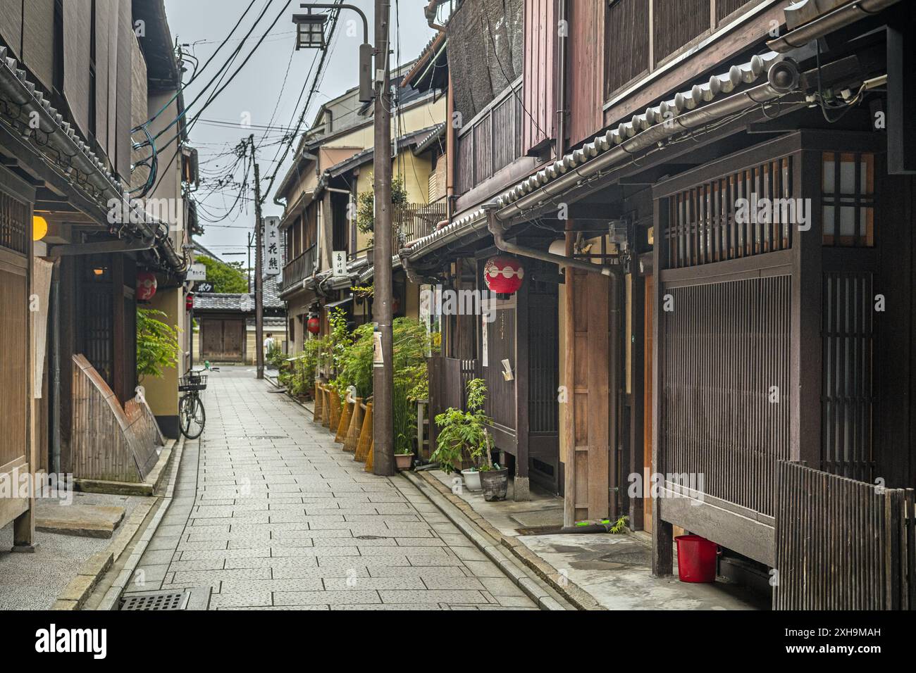 Empty alley with traditional architecture buildings in Kyoto Japan ...