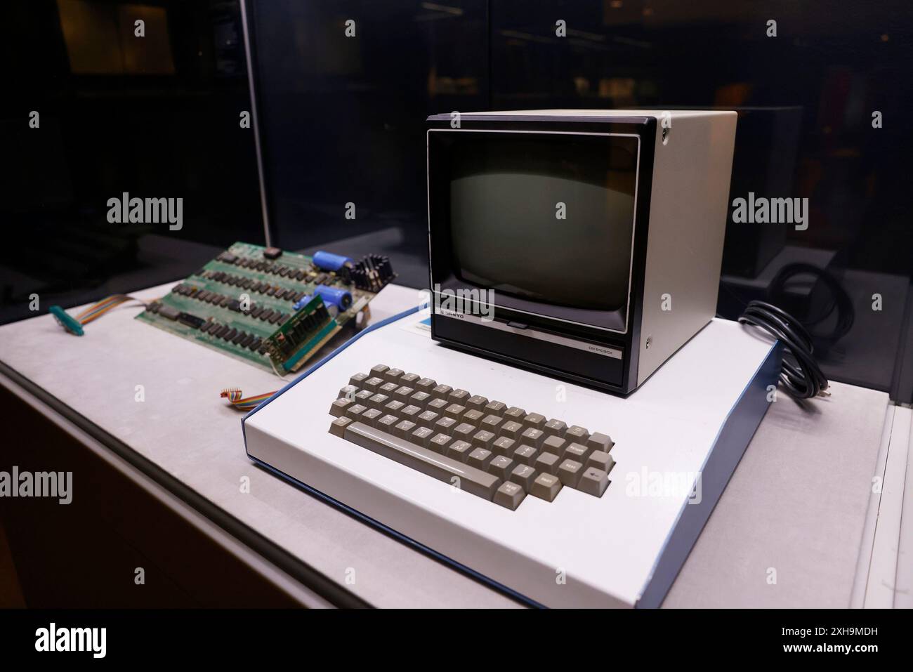 Apple 1 computer auction hi-res stock photography and images - Alamy