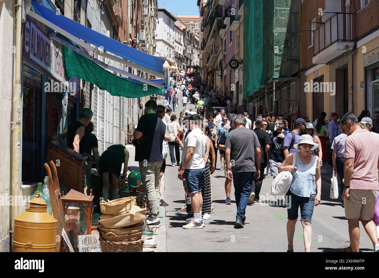 El Rastro flea market in Madrid, Spain Stock Photo - Alamy