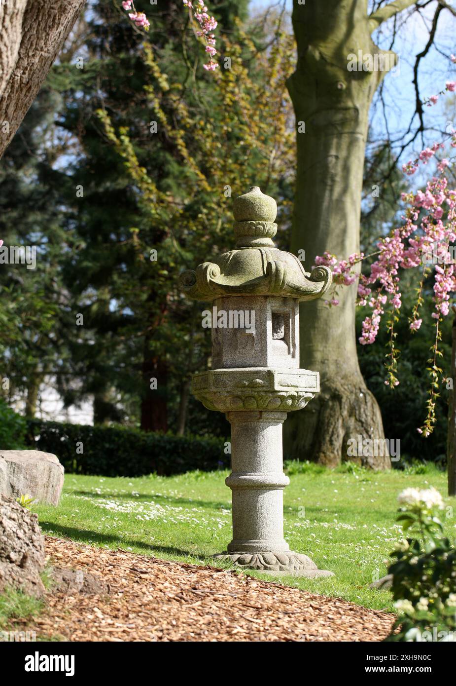 Japanese Stone Lamp, Kyoto Gardens, Holland Park, London Stock Photo ...