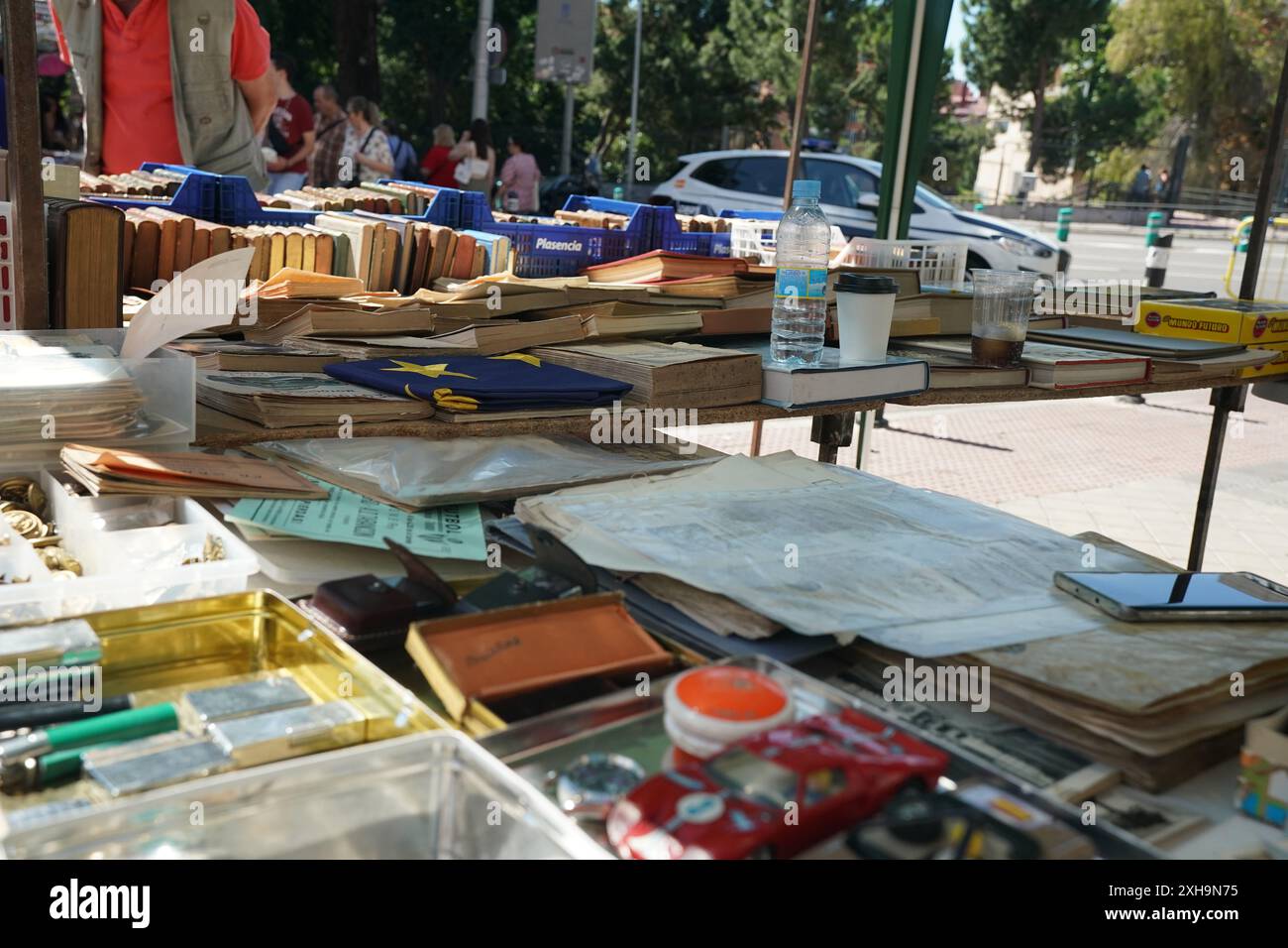 El Rastro flea market in Madrid, Spain Stock Photo - Alamy