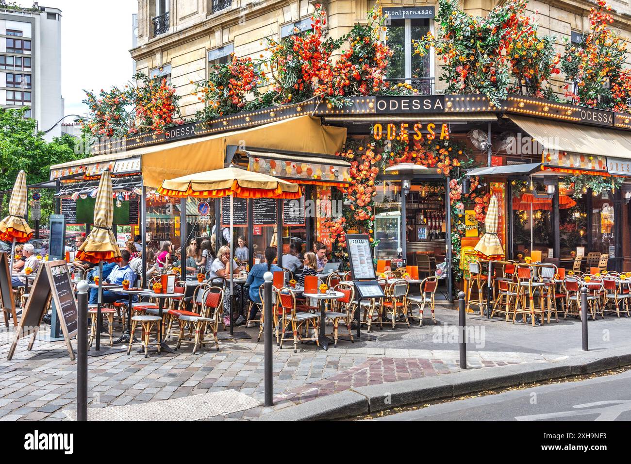 Outdoor restaurant paris hi-res stock photography and images - Alamy