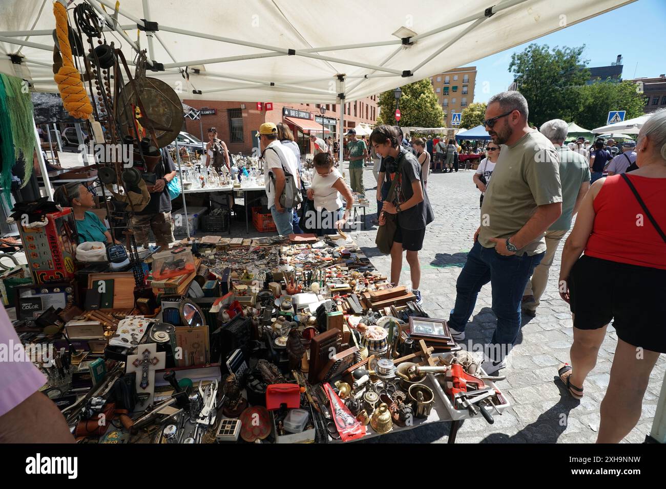 El Rastro flea market in Madrid, Spain Stock Photo - Alamy