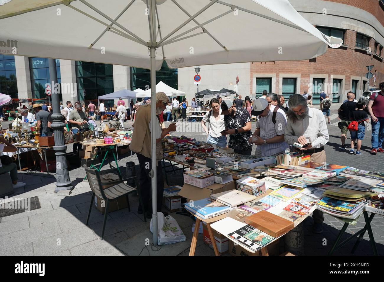 El Rastro flea market in Madrid, Spain Stock Photo - Alamy