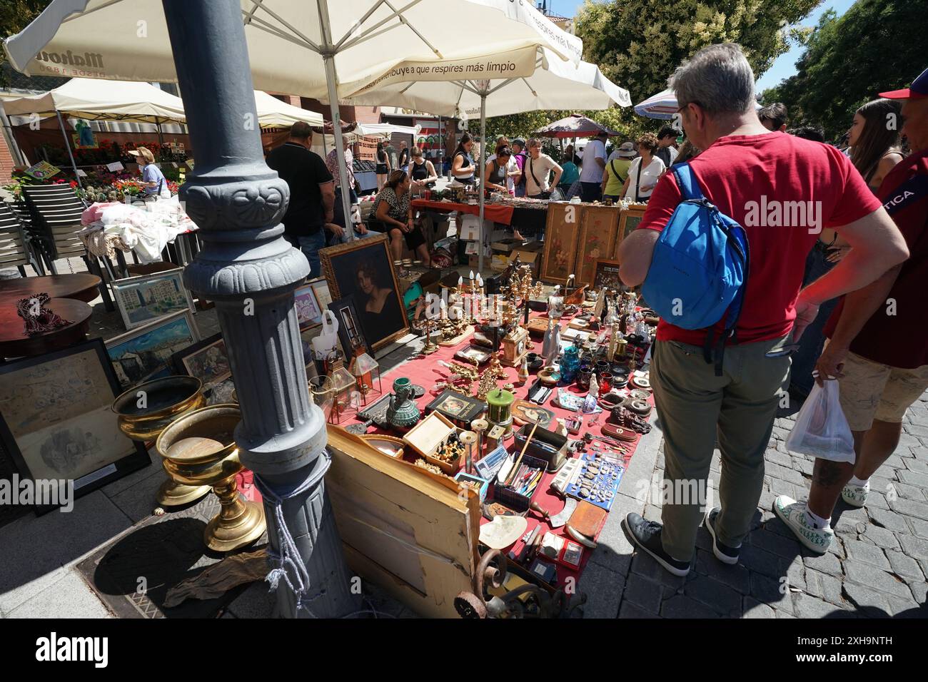 El Rastro flea market in Madrid, Spain Stock Photo - Alamy
