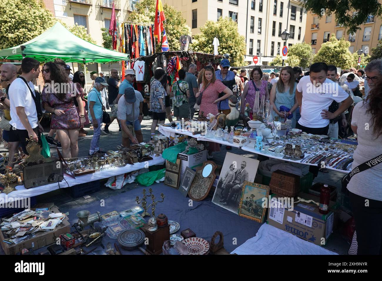 El Rastro flea market in Madrid, Spain Stock Photo - Alamy