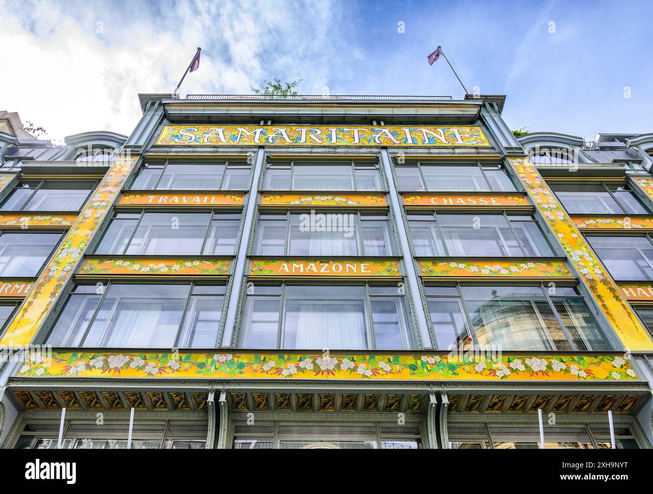 Decorative facade of the Samaritaine duty-free fashion accessories ...