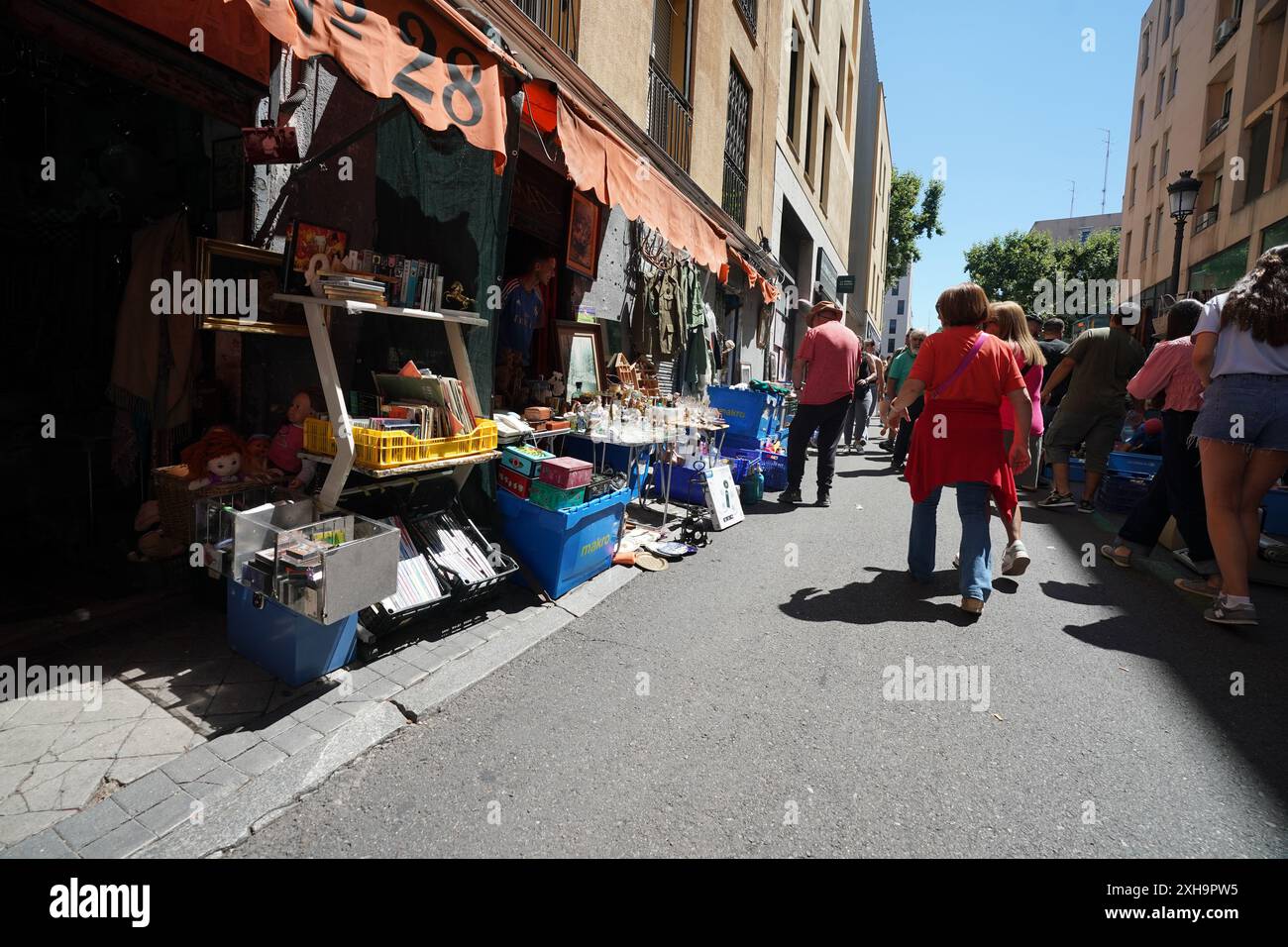 El Rastro flea market in Madrid, Spain Stock Photo - Alamy