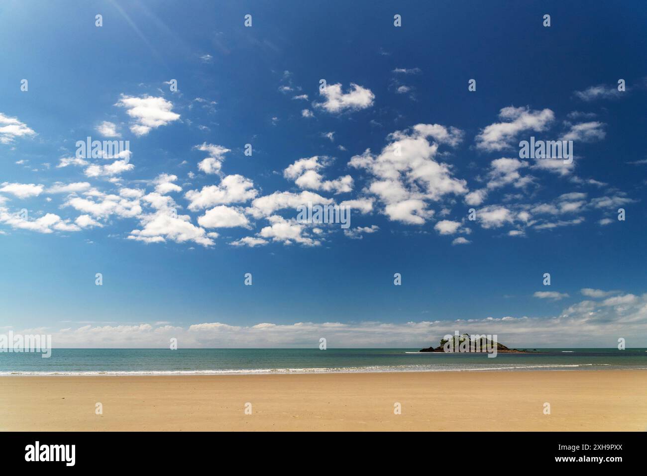 Picturesque tropical golden sandy Thornton Beach in Daintree rainforest ...
