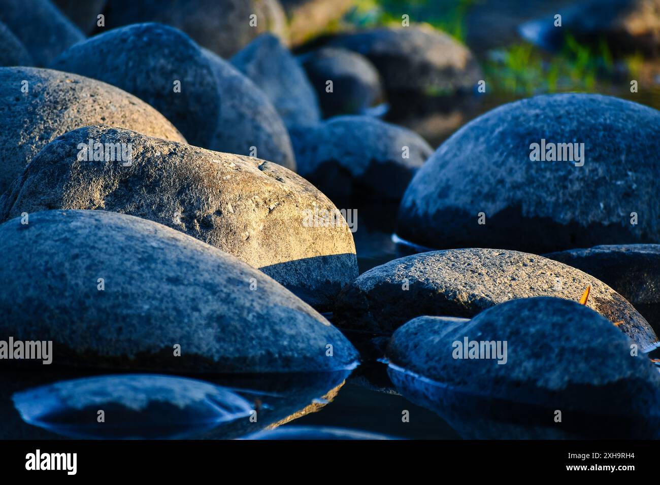 Stones rocks water reflections hi-res stock photography and images - Alamy