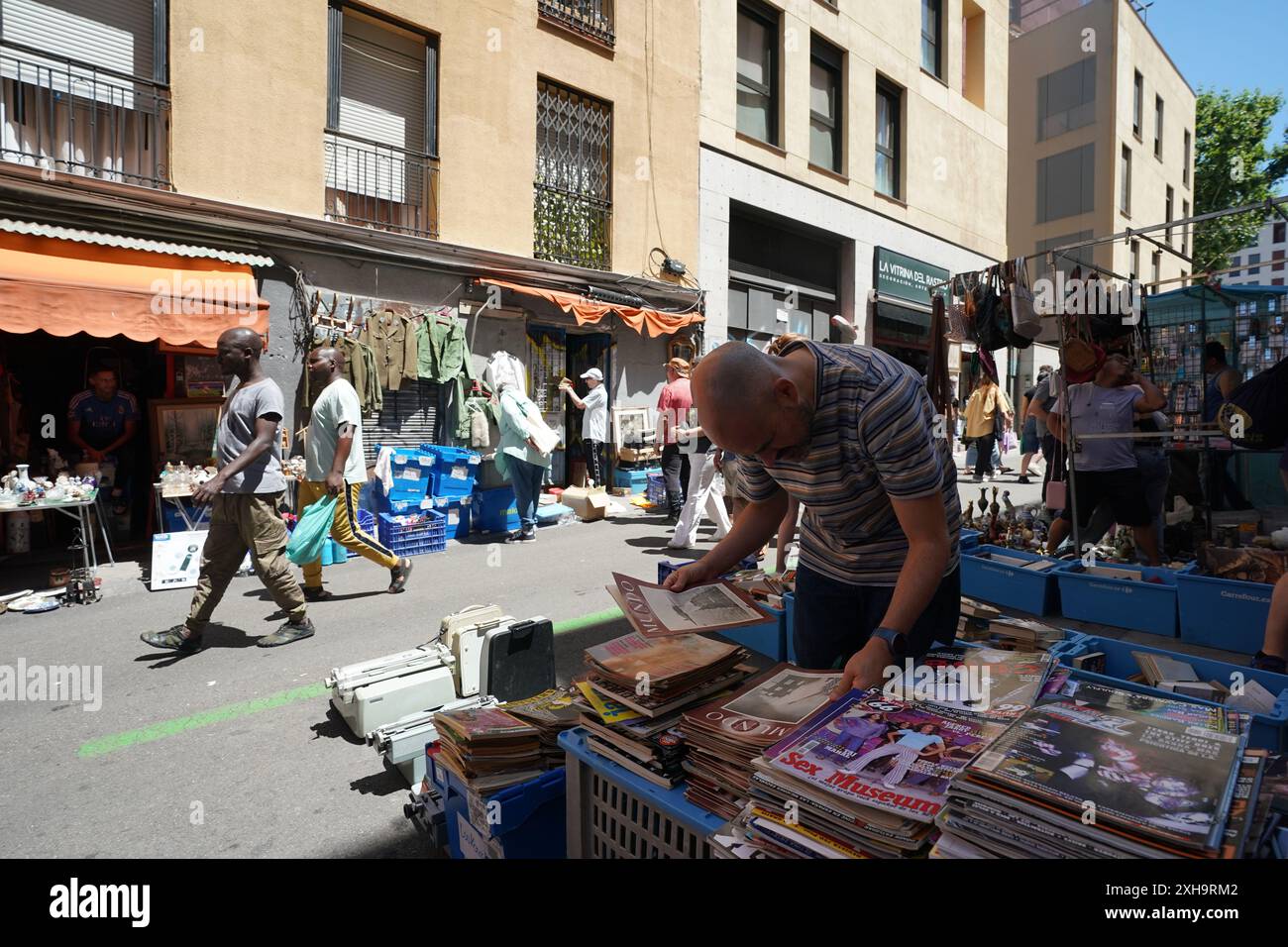 El Rastro flea market in Madrid, Spain Stock Photo - Alamy
