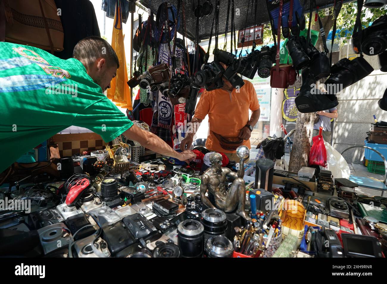 El Rastro flea market in Madrid, Spain Stock Photo - Alamy