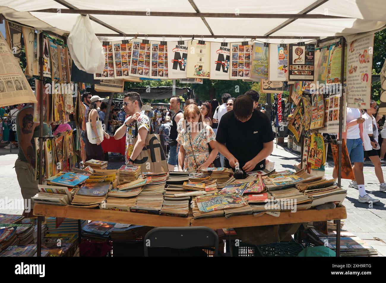 El Rastro flea market in Madrid, Spain Stock Photo - Alamy