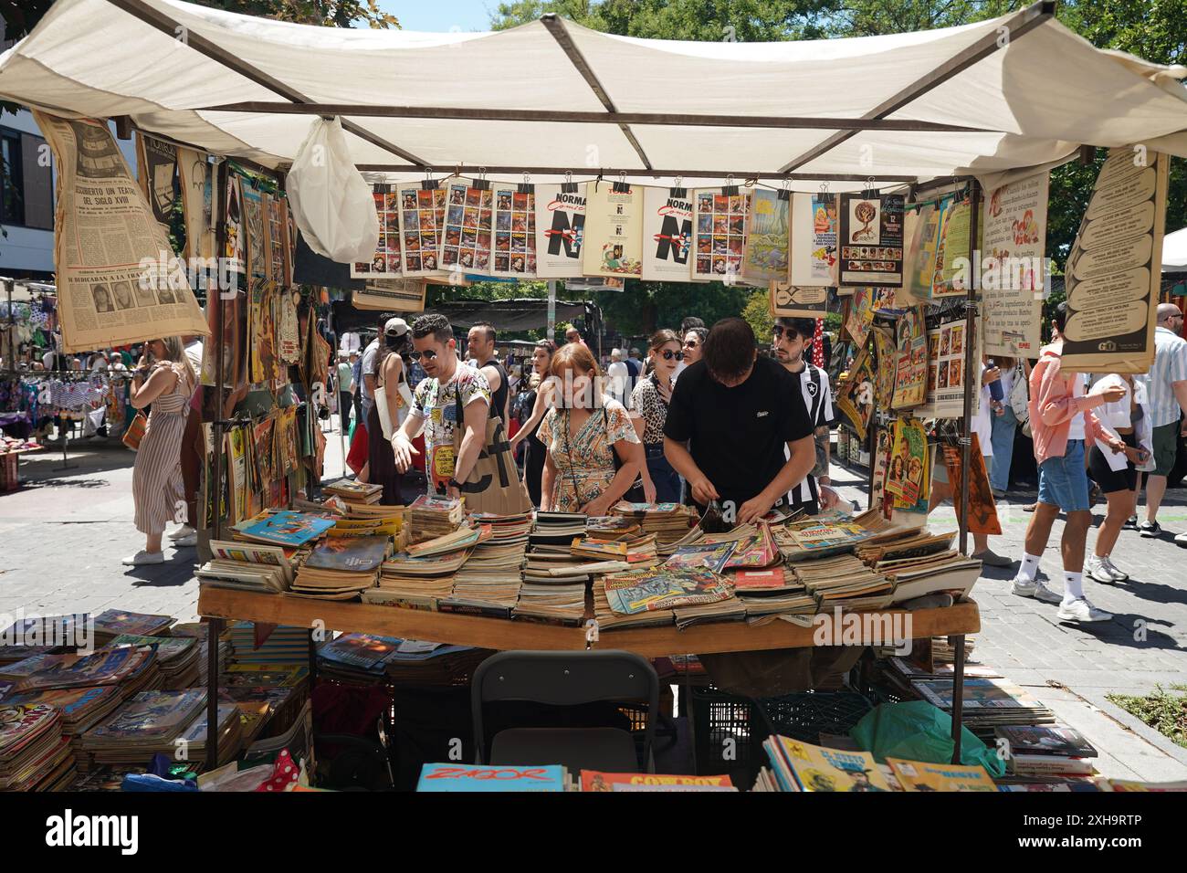 El Rastro flea market in Madrid, Spain Stock Photo - Alamy