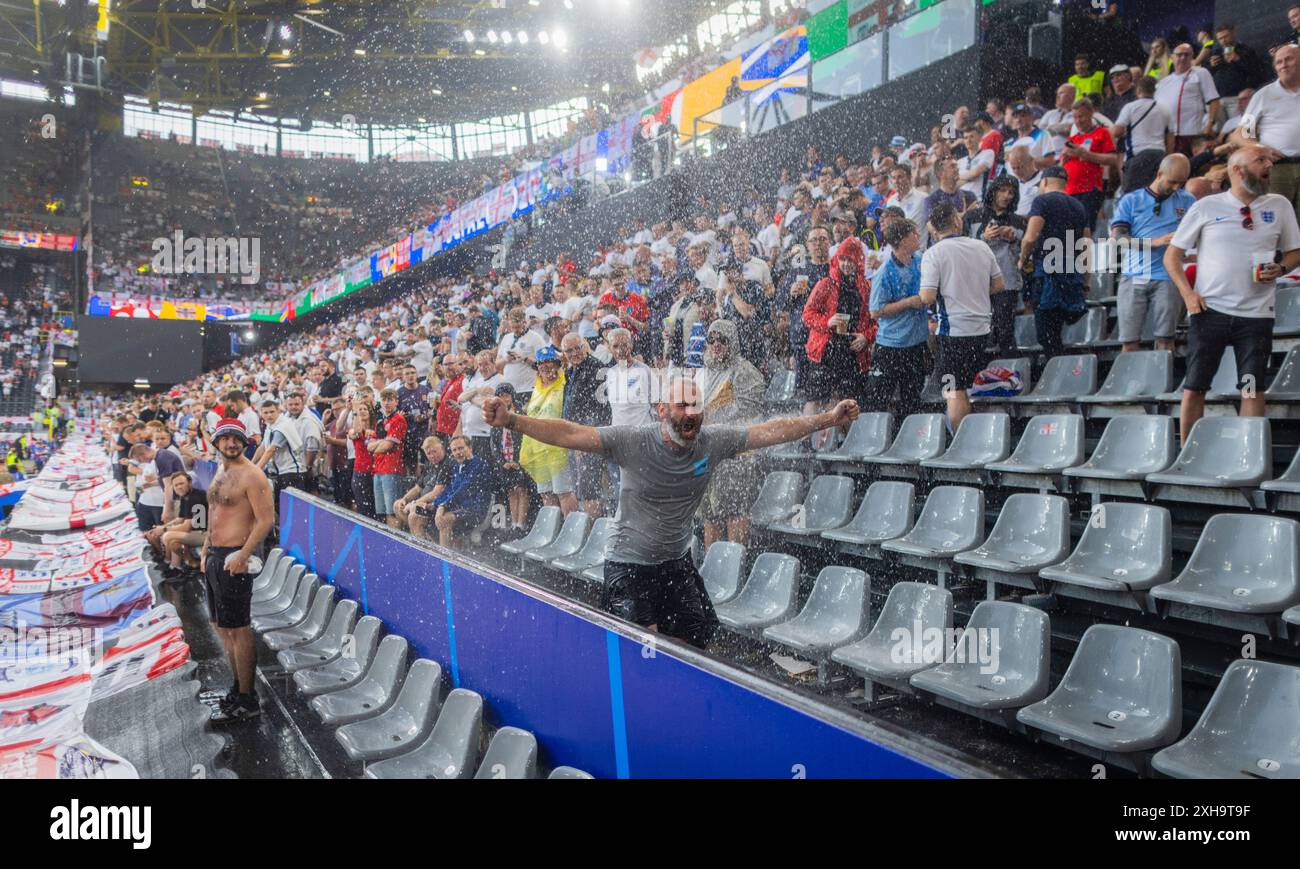 Football fans in rain hi-res stock photography and images - Alamy
