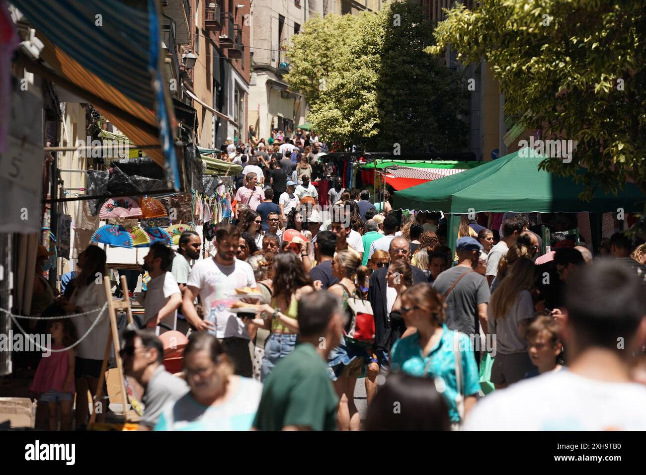 El Rastro flea market in Madrid, Spain Stock Photo - Alamy