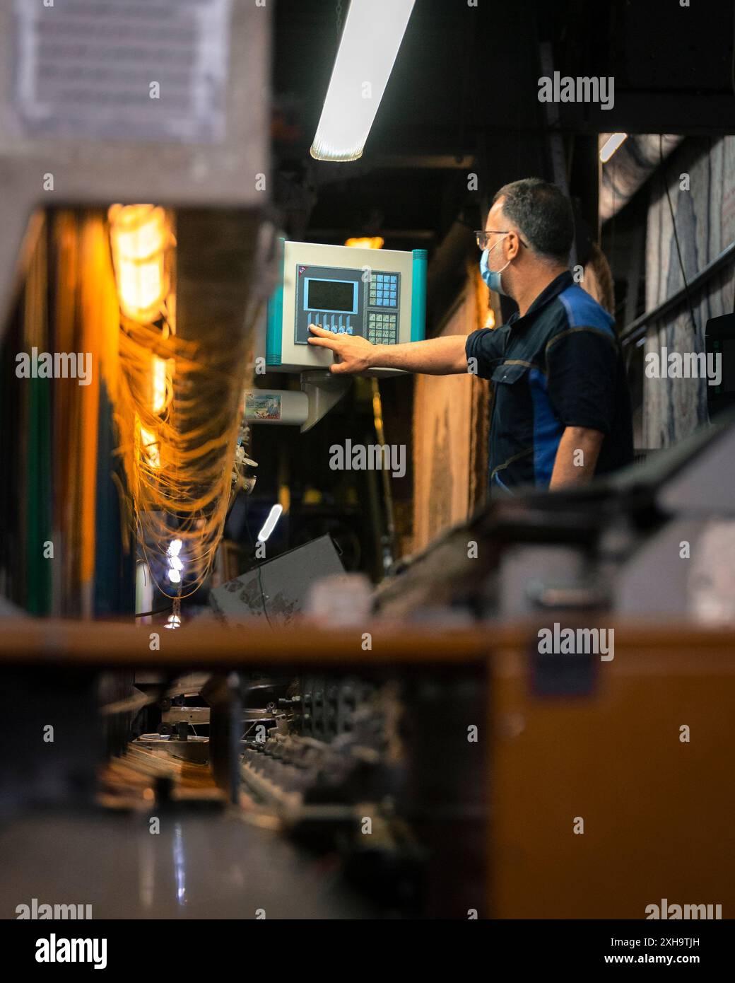 Work operating machinery hi-res stock photography and images - Alamy