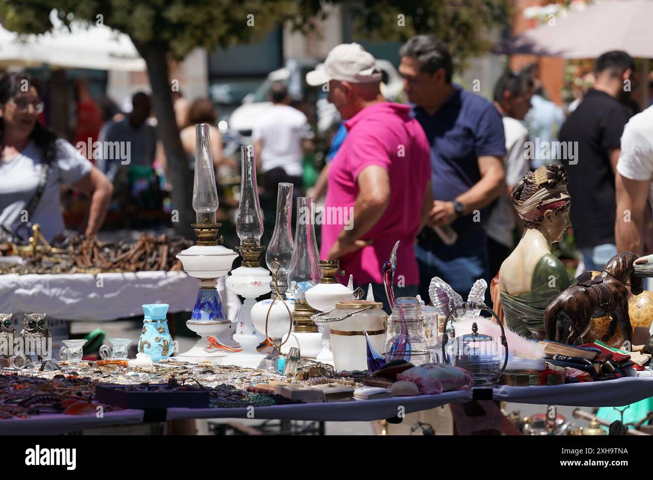 El Rastro flea market in Madrid, Spain Stock Photo - Alamy