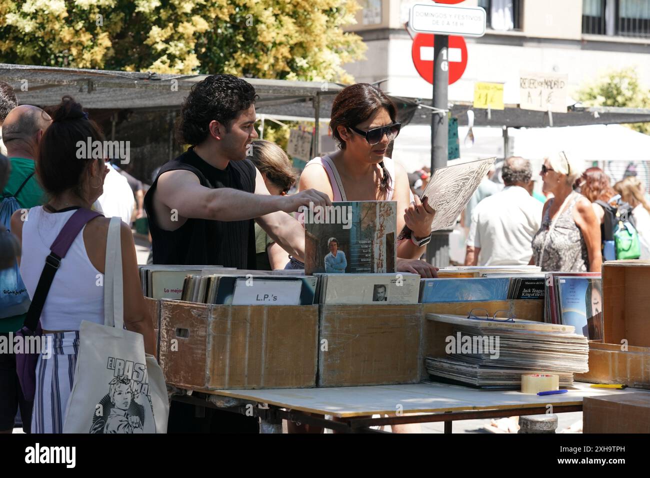El Rastro flea market in Madrid, Spain Stock Photo - Alamy