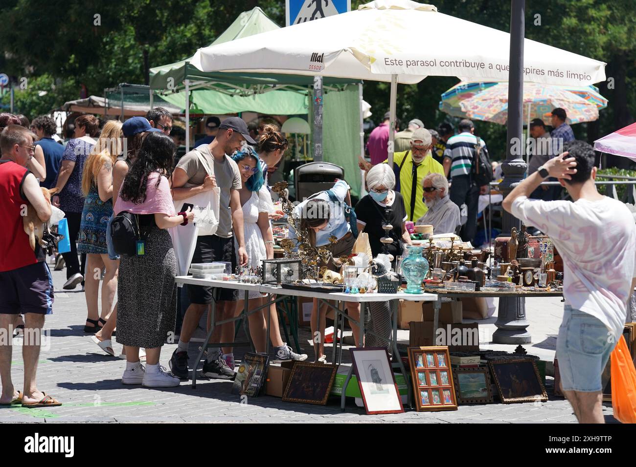 El Rastro flea market in Madrid, Spain Stock Photo - Alamy