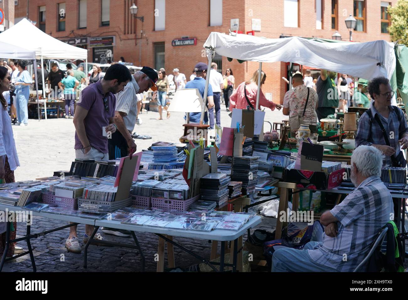 El Rastro flea market in Madrid, Spain Stock Photo - Alamy