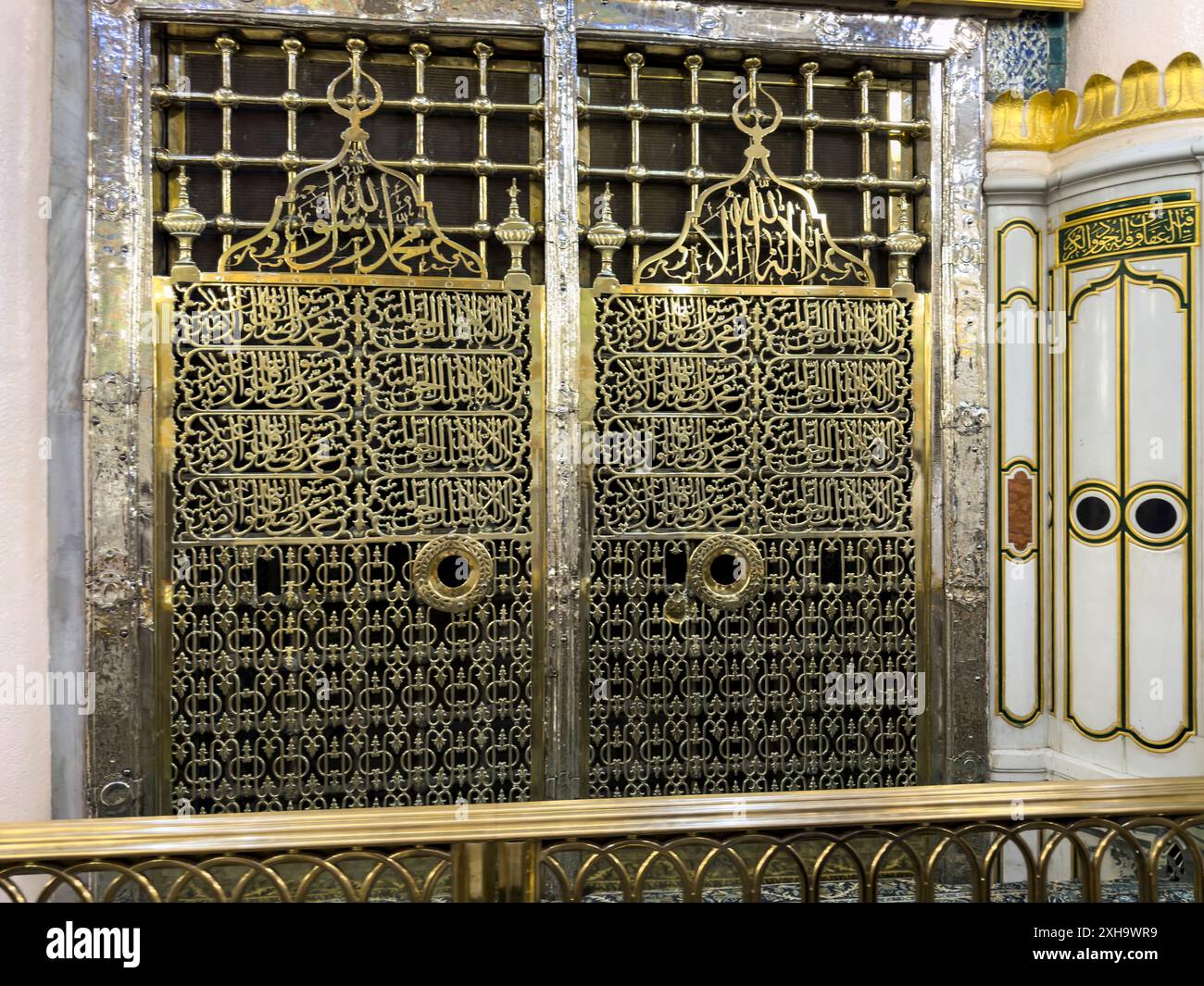 MEDINA, SAUDI ARABIA - JUNE 18, 2024: The tomb of the Islamic prophet ...