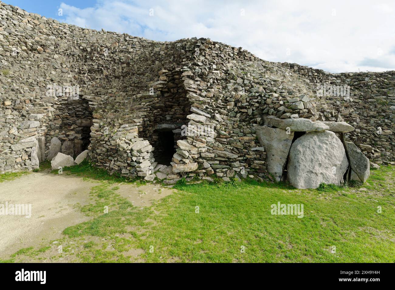 Cairn barnenez barnenez tumulus mound hi-res stock photography and ...