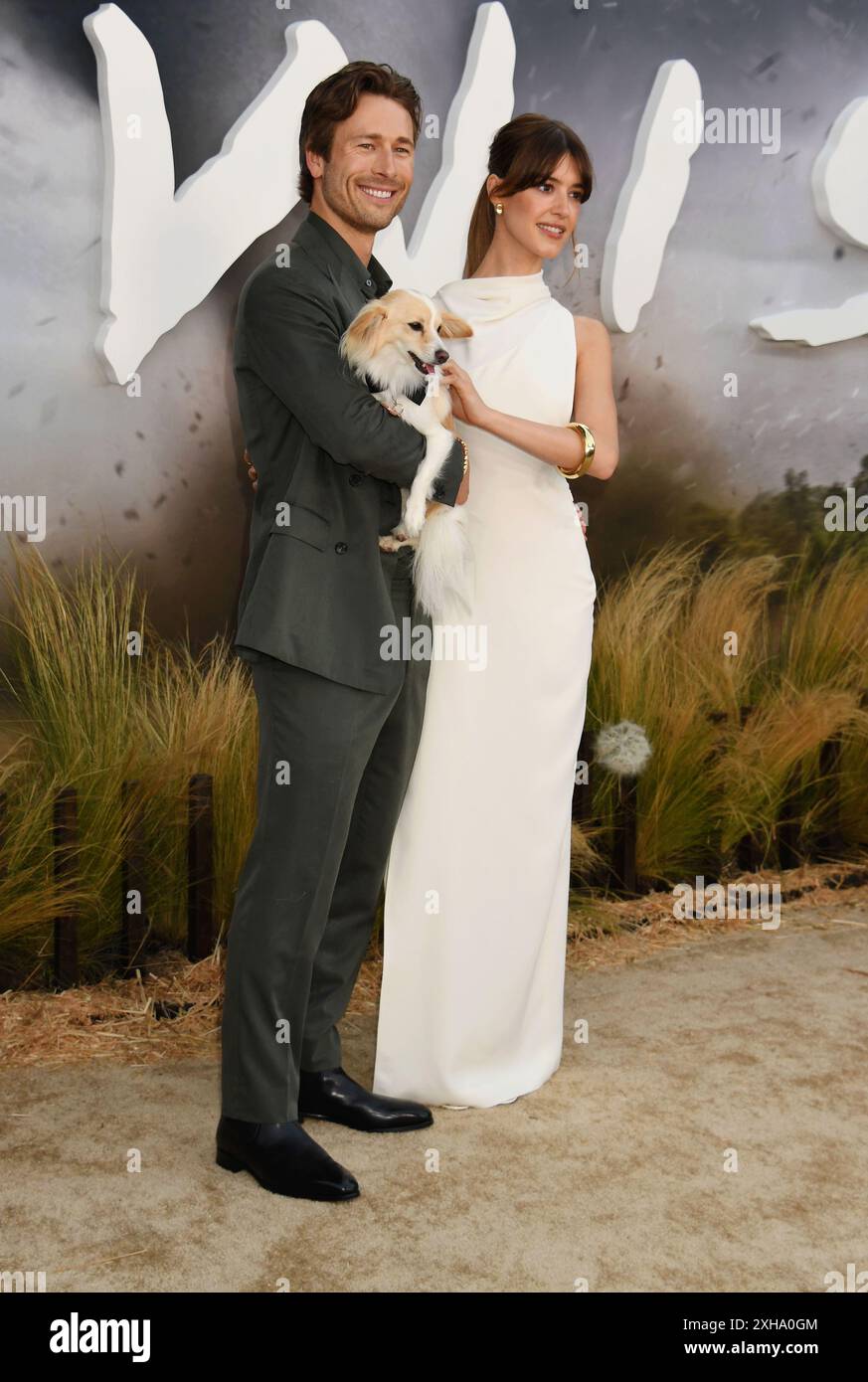 LOS ANGELES, CALIFORNIA - JULY 11: (L-R) Glen Powell and Daisy Edgar ...